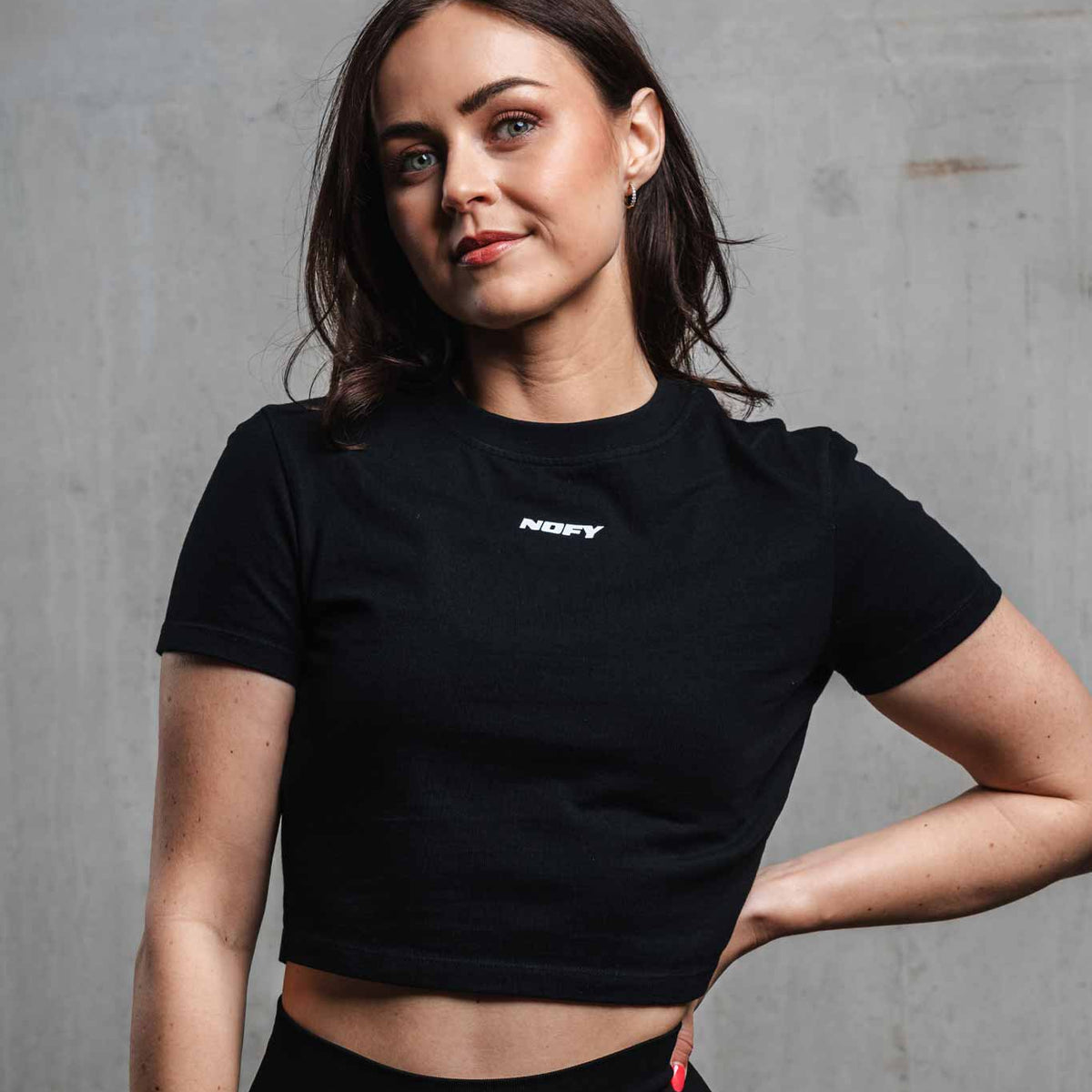 Das schwarze Cropped T-Shirt von NOFY – ein Must Have für jede Frau